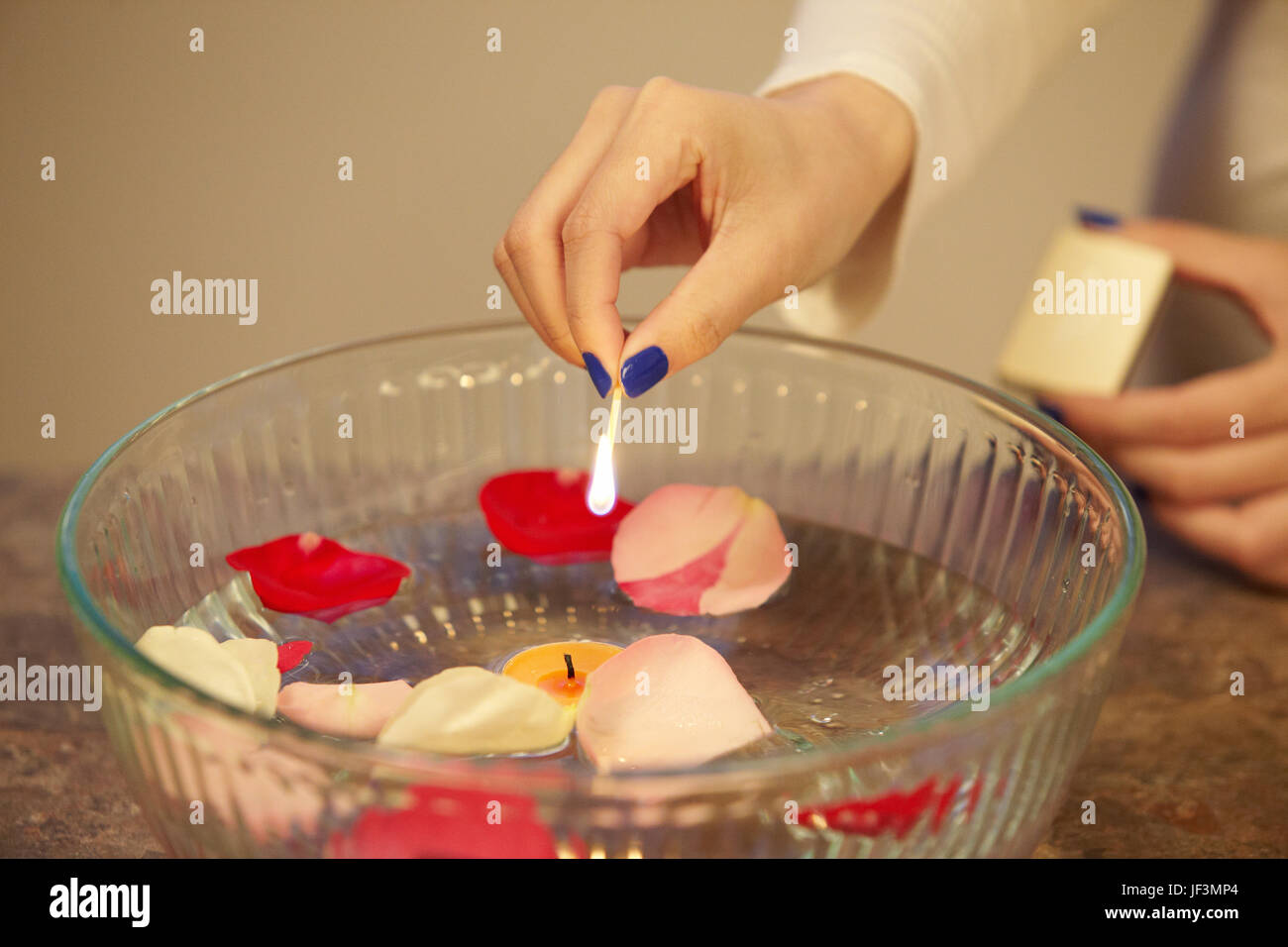 Red rose petals bowl candle hi-res stock photography and images - Alamy