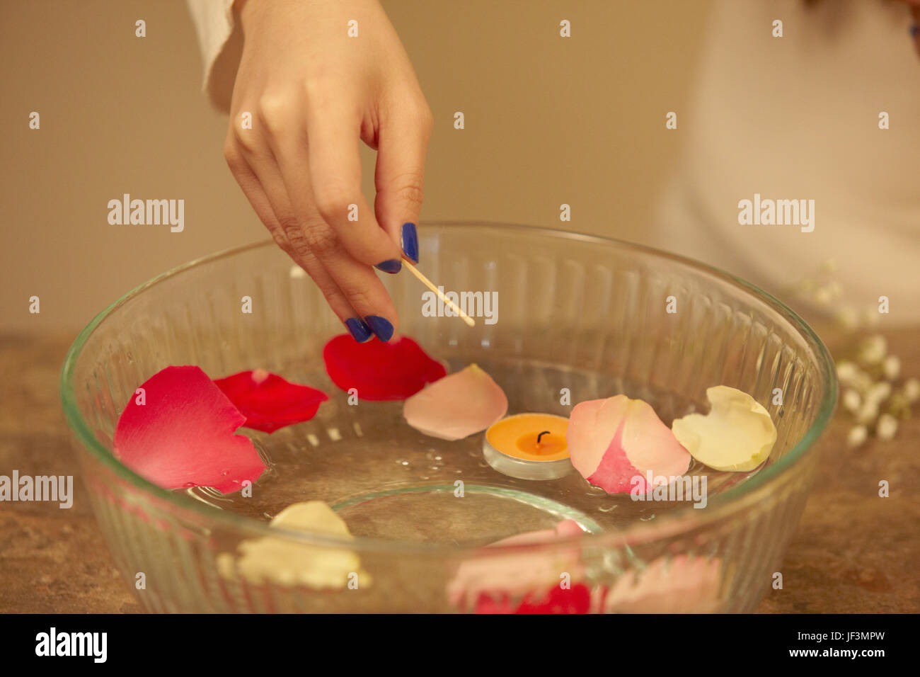 Red rose petals bowl candle hi-res stock photography and images - Alamy