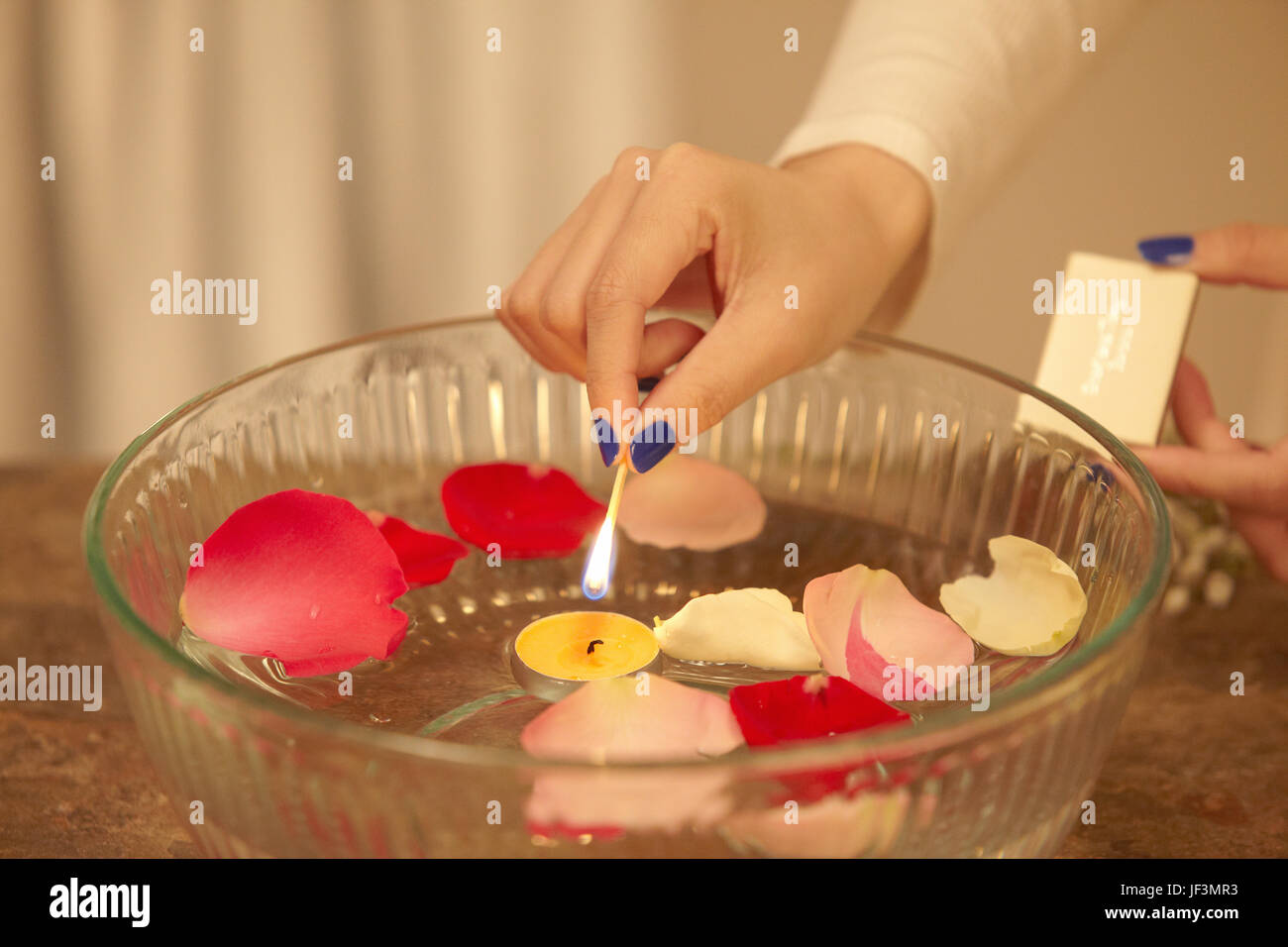 Red rose petals bowl candle hi-res stock photography and images - Alamy