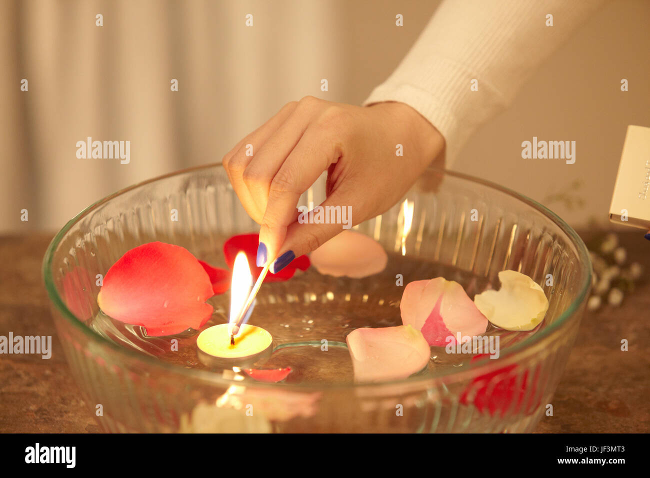 Red rose petals bowl candle hi-res stock photography and images - Alamy