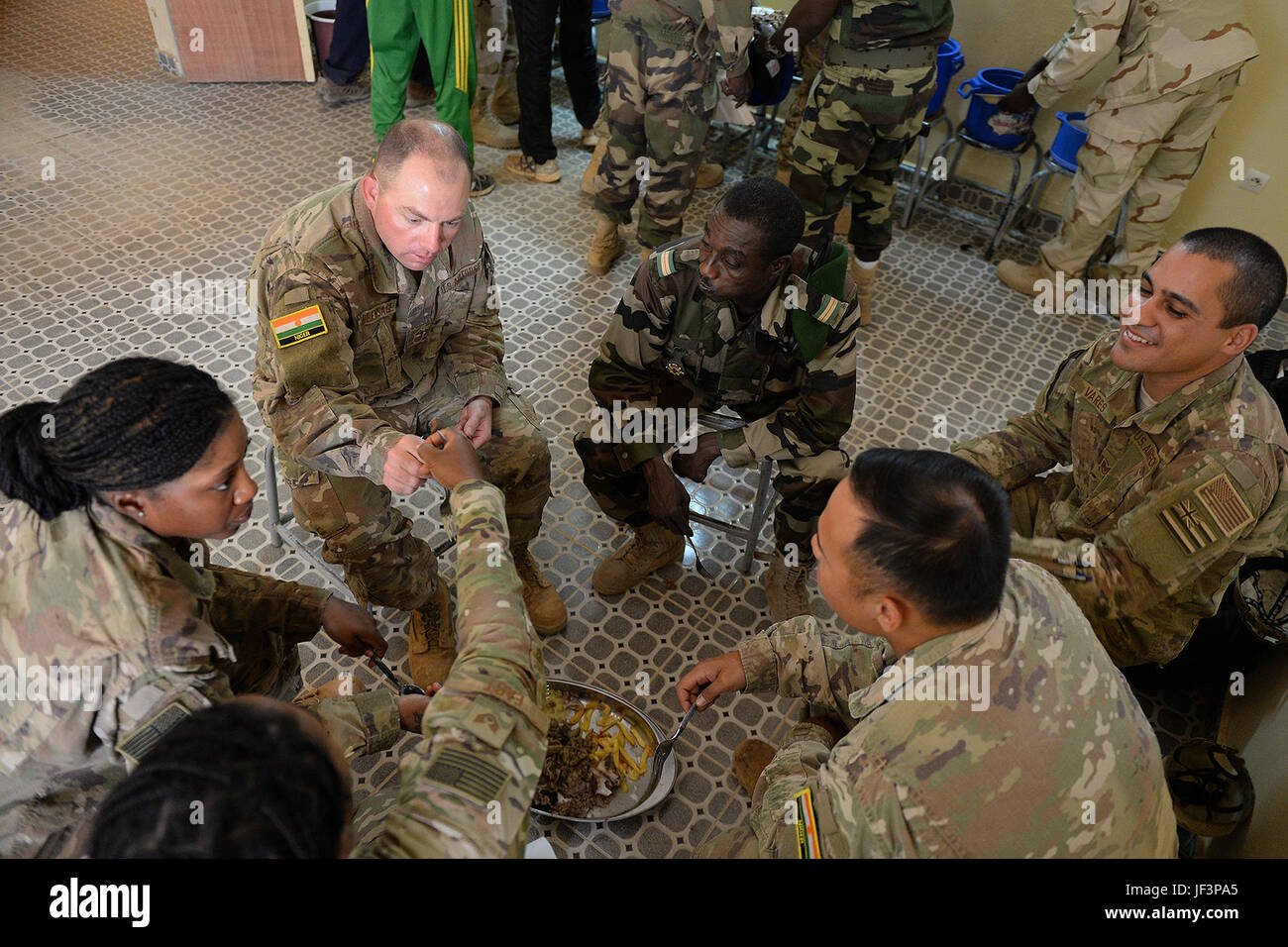 Airmen and members of the Forces Armées Nigeriennes share food and ...