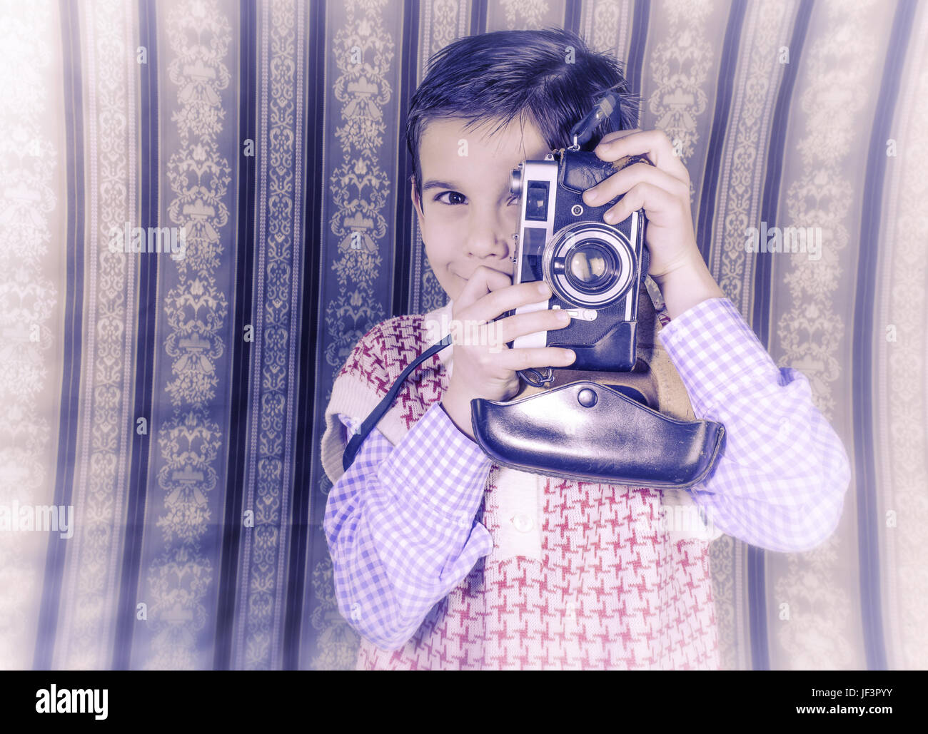 Child taking pictures with vintage camera Stock Photo - Alamy
