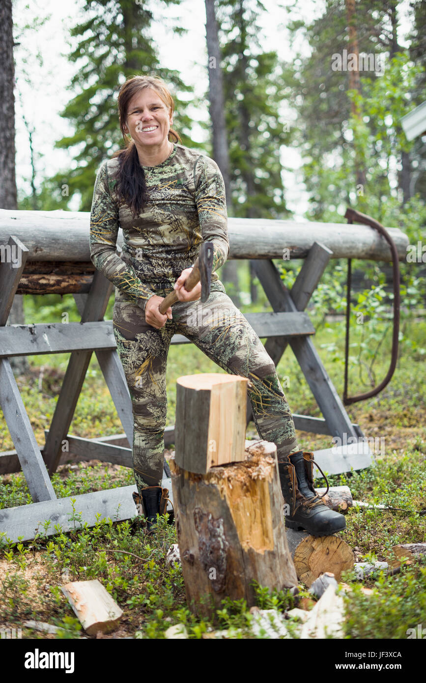 Woman chopping wood Stock Photo - Alamy