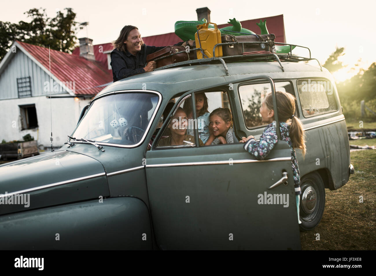 Family packing their car Stock Photo - Alamy
