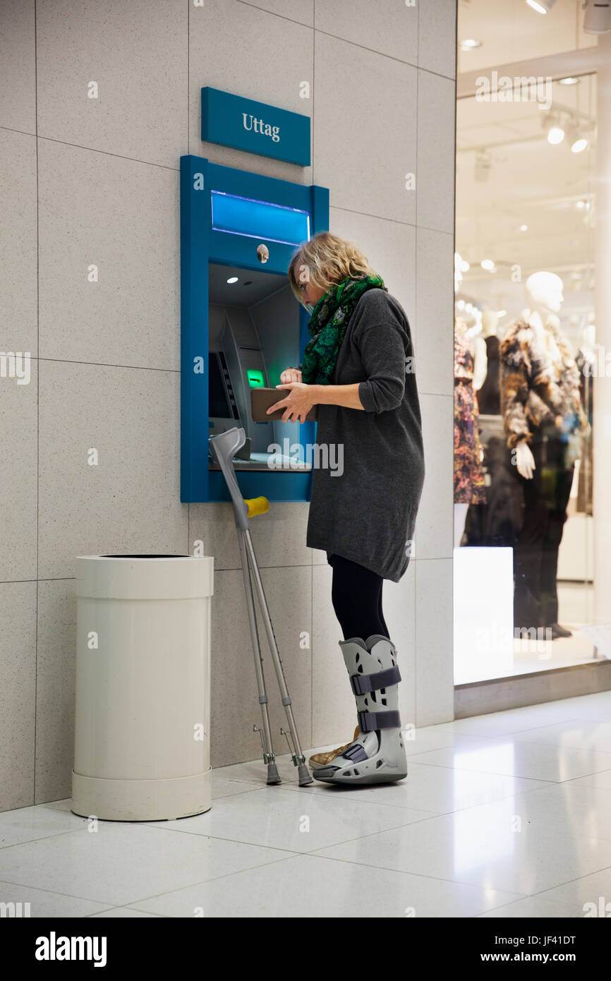 Using dustbin hi-res stock photography and images - Alamy