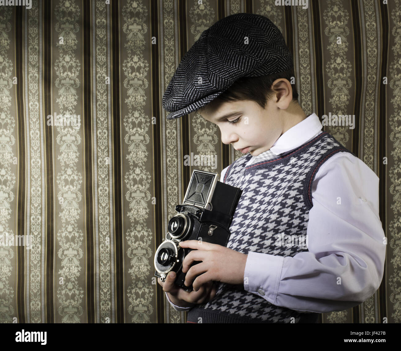 Child taking pictures with vintage camera Stock Photo - Alamy