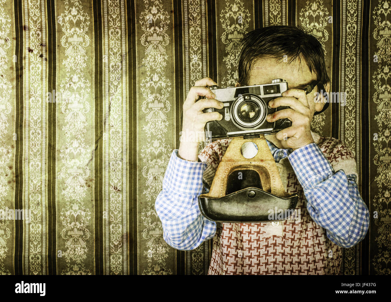 Child taking pictures with vintage camera Stock Photo - Alamy