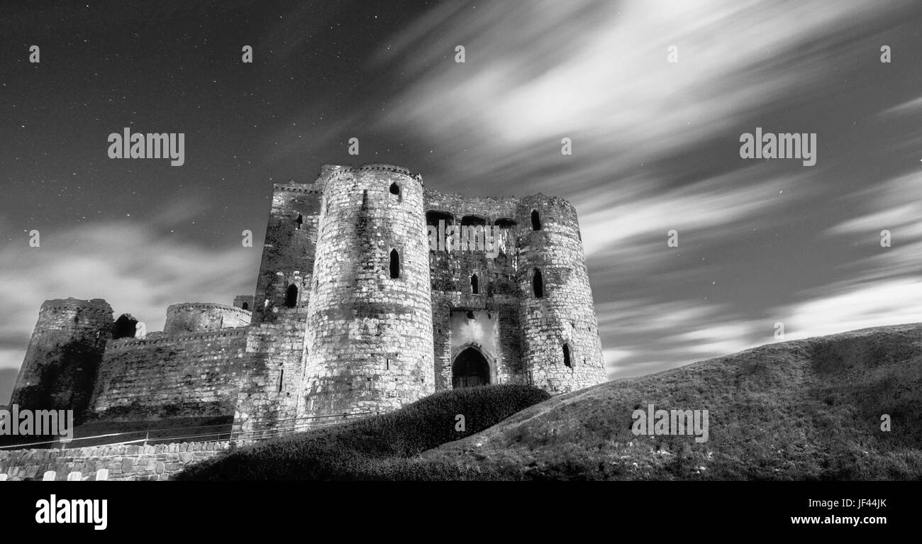 Night shot. Kidwelly Castle (Castell Cydweli). Carmarthenshire. Wales ...