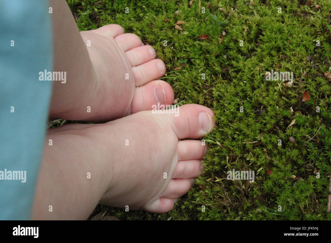 Kid feet hi-res stock photography and images - Alamy