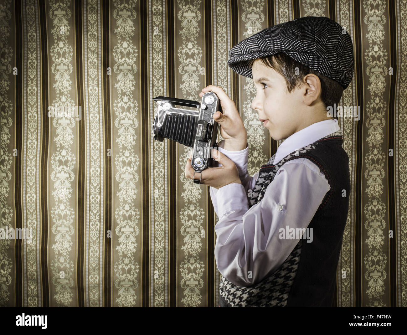 Child taking pictures with vintage camera Stock Photo - Alamy