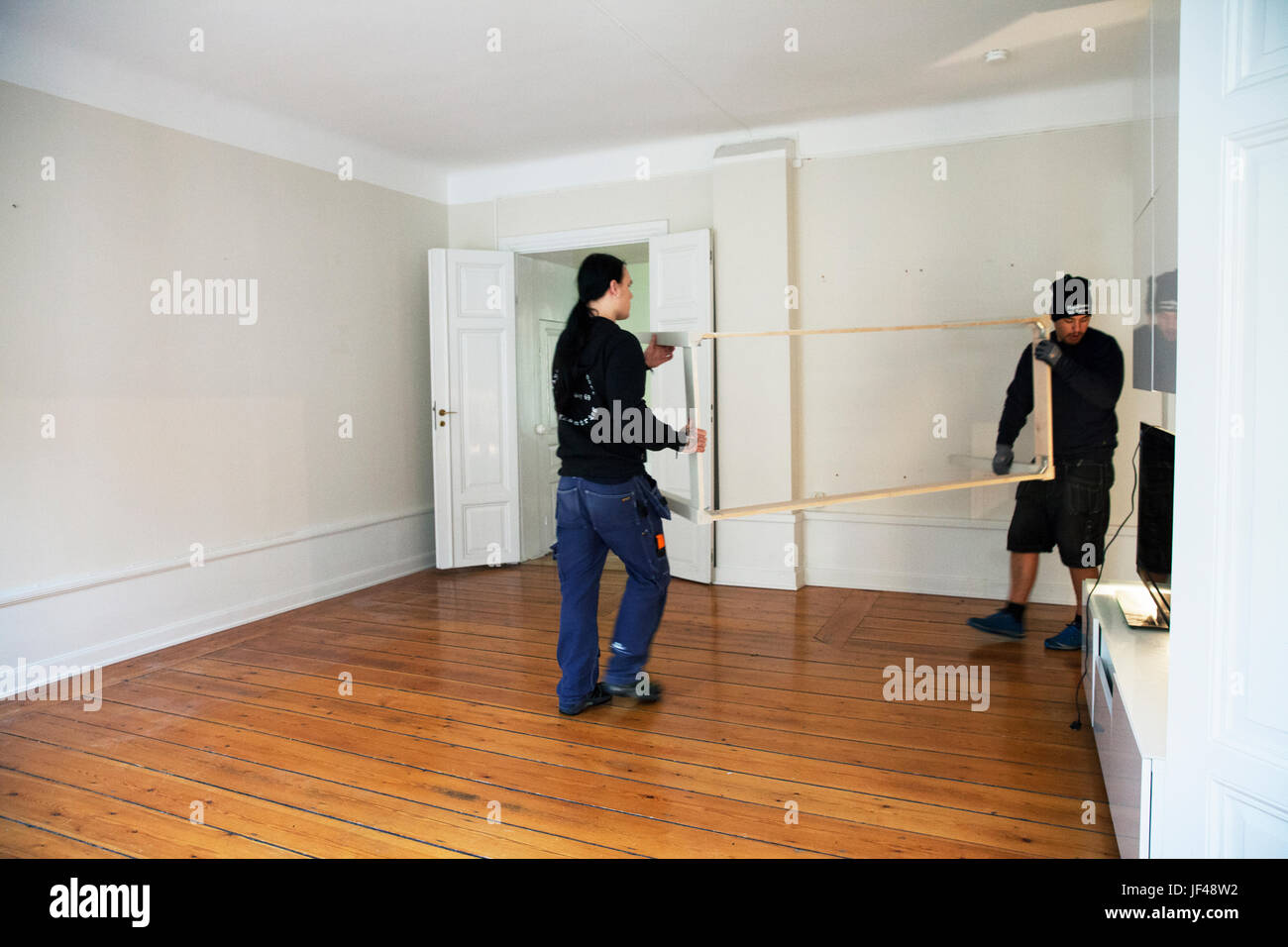 Men carrying table hi-res stock photography and images - Alamy