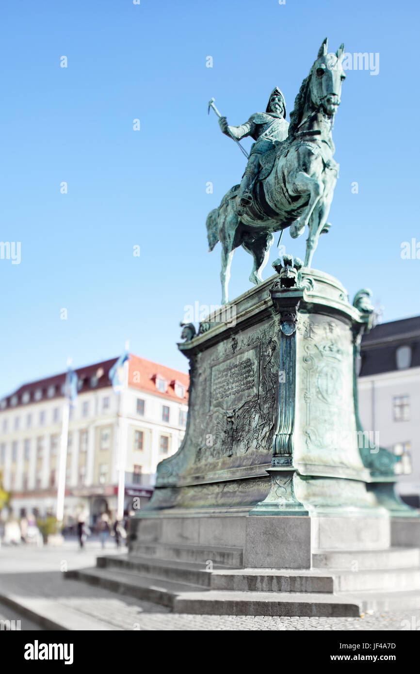 Statue on city square Stock Photo - Alamy