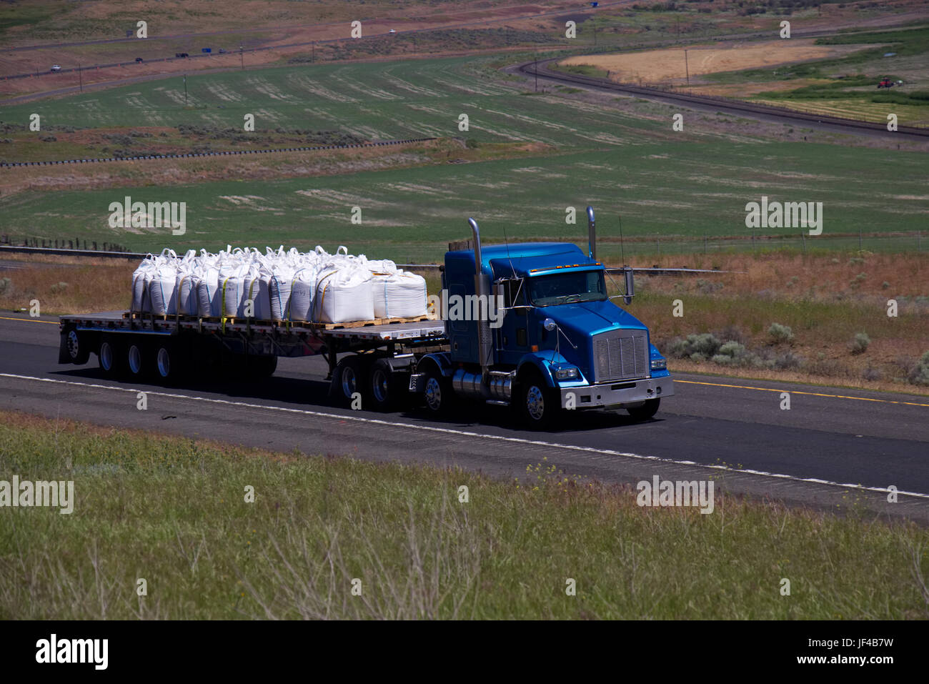 Flatbed semi truck hi-res stock photography and images - Alamy