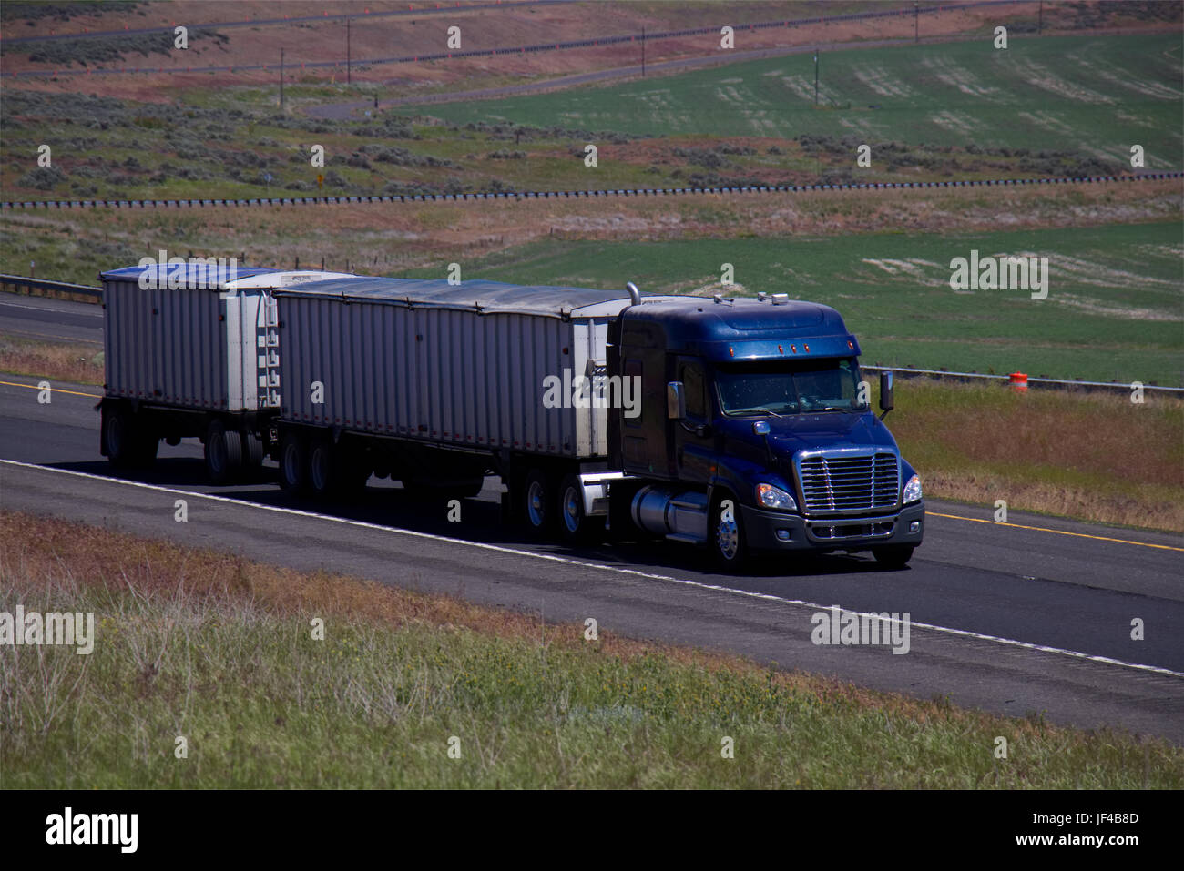 Grain semi truck hi-res stock photography and images - Alamy