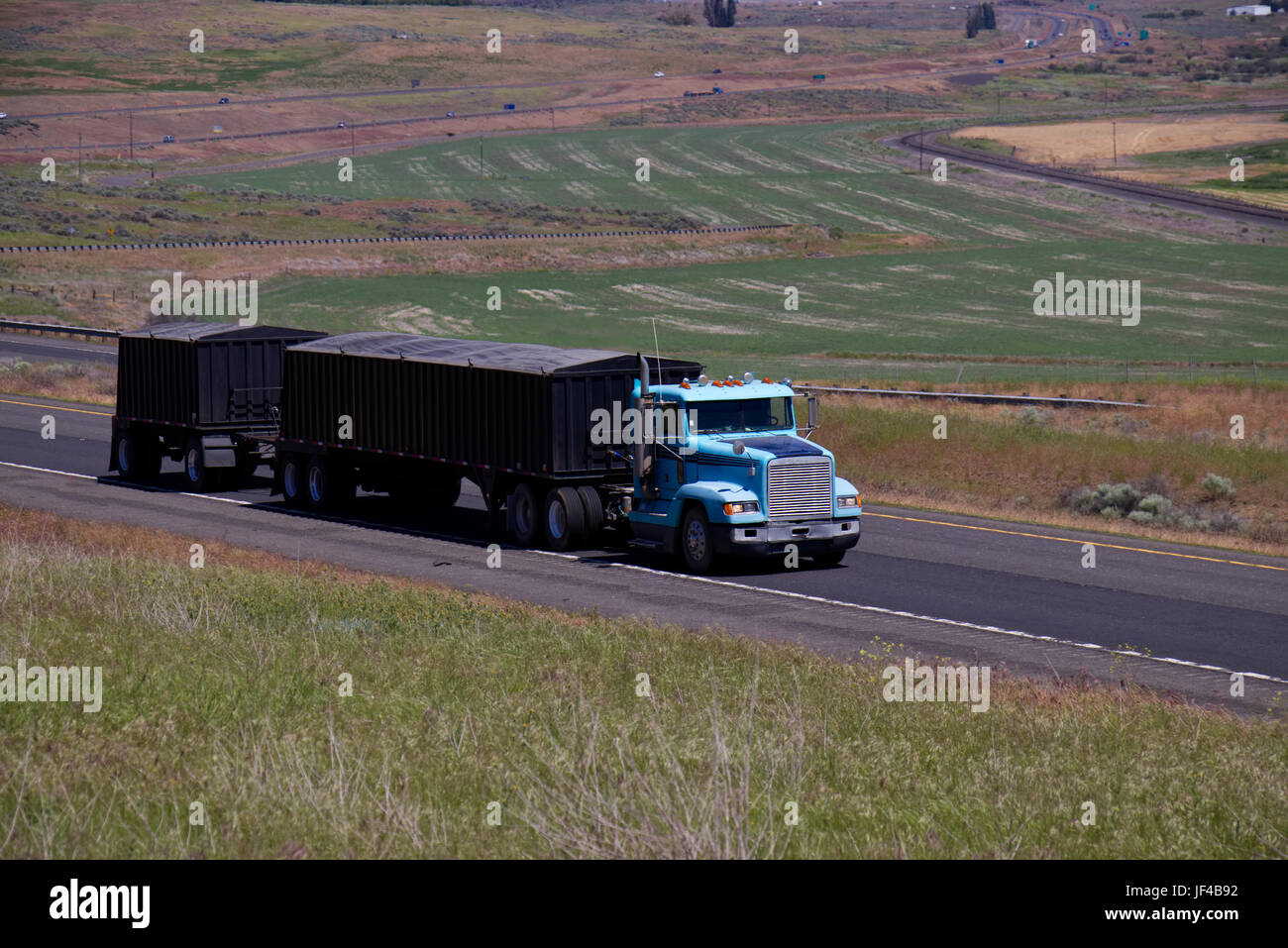Blue semi truck hi-res stock photography and images - Alamy