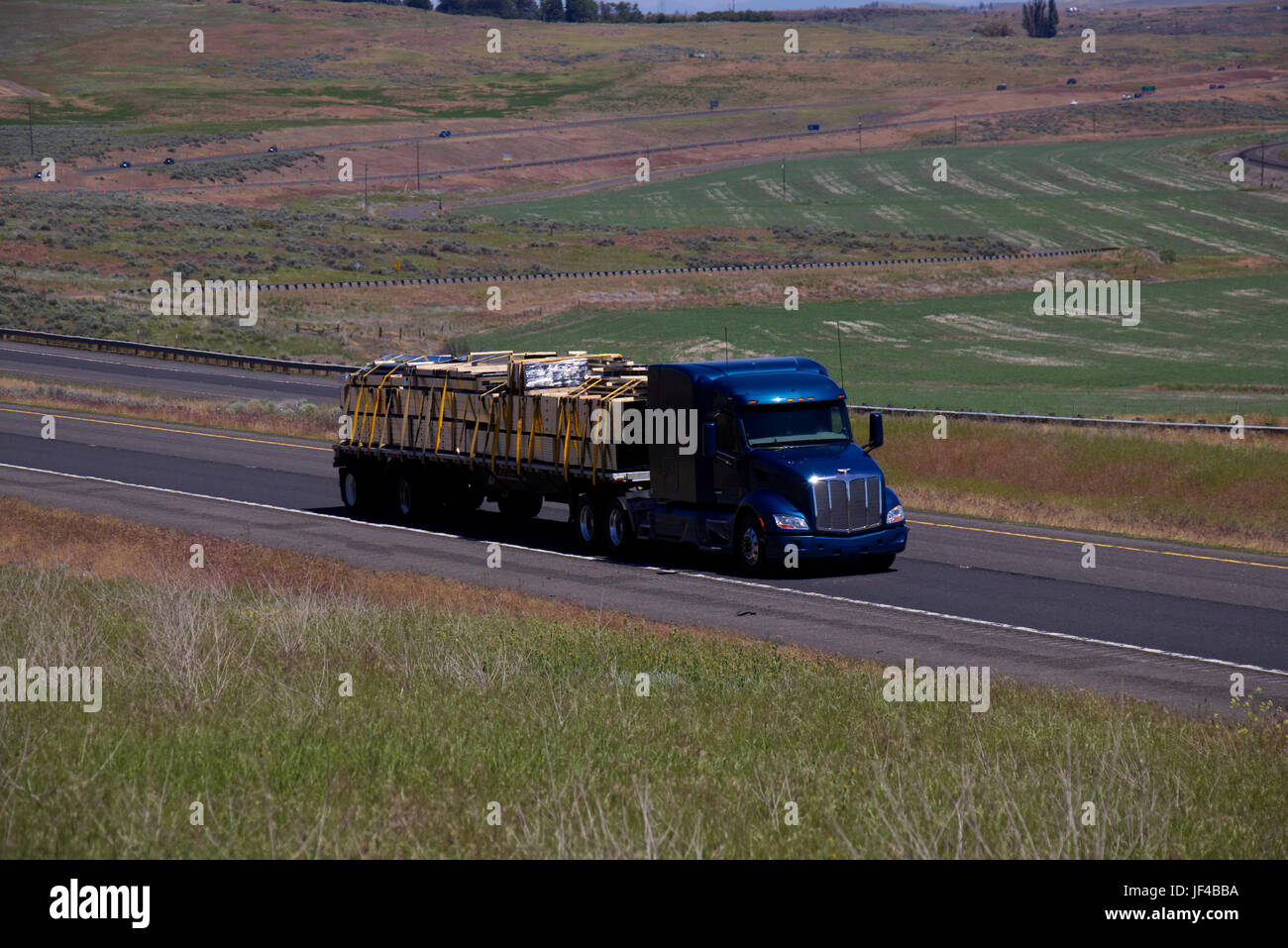 Blue Peterbilt / Loaded Flatbed Stock Photo - Alamy
