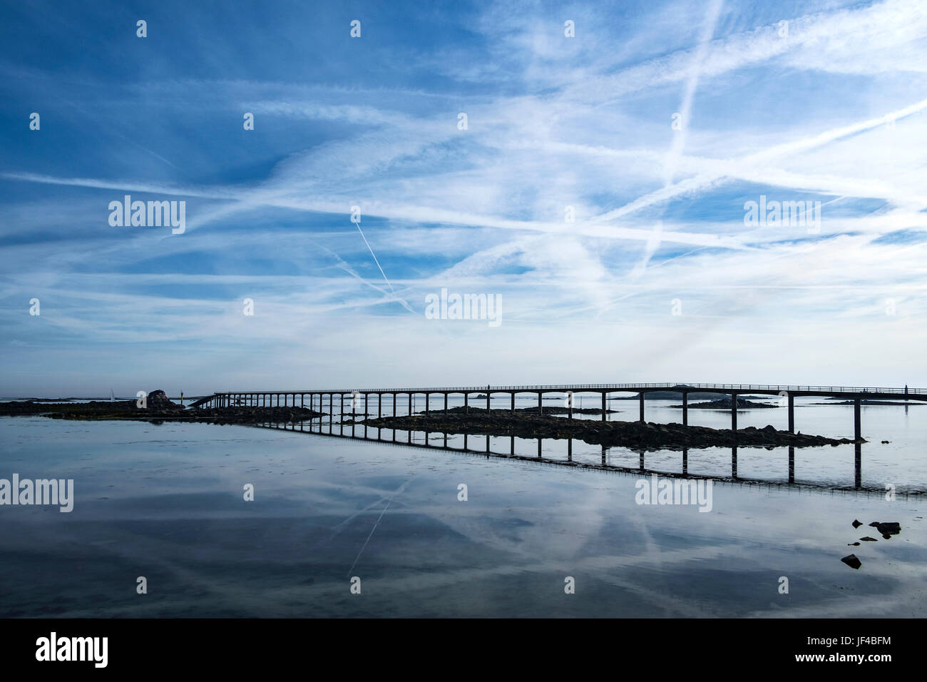 The very long bridge to the Ile de Batz ferry is necessary because of ...