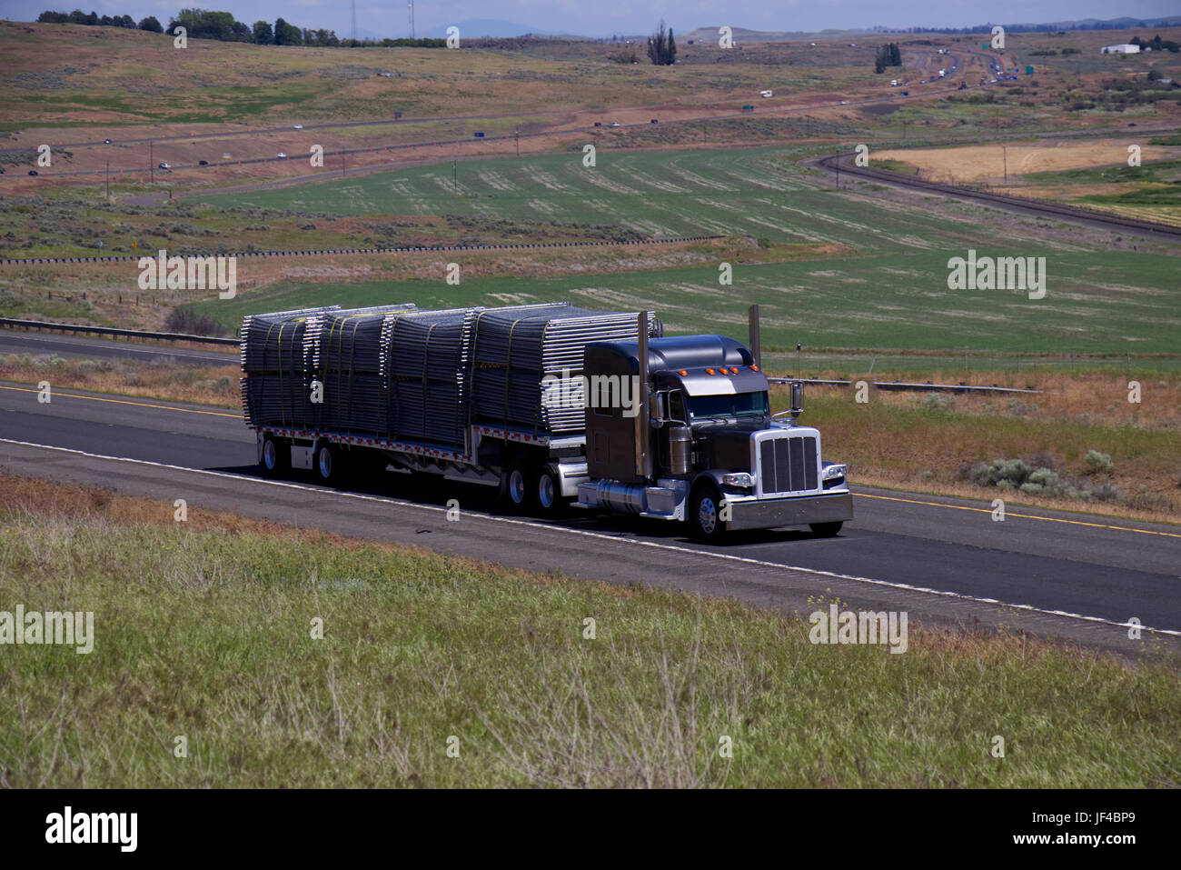Black Peterbilt / Loaded Flatbed Stock Photo - Alamy