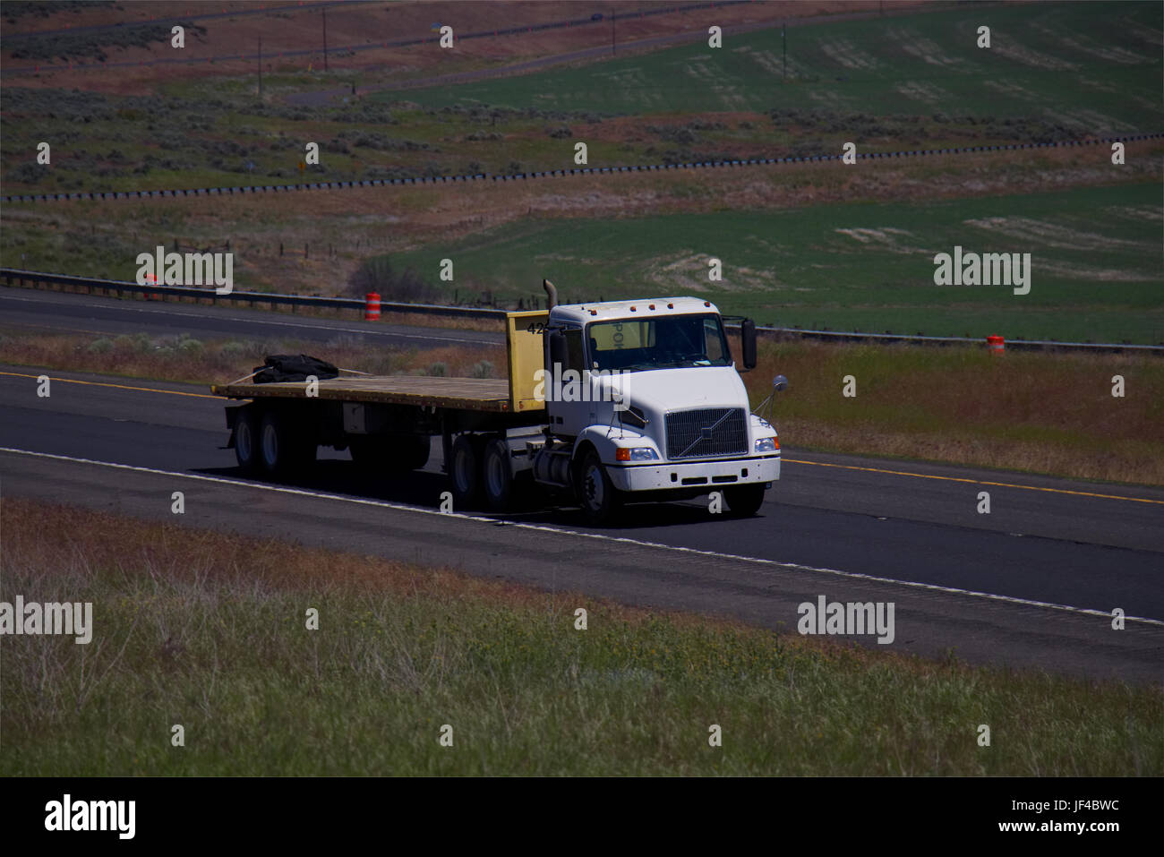 White Truck / Empty Flatbed Stock Photo - Alamy