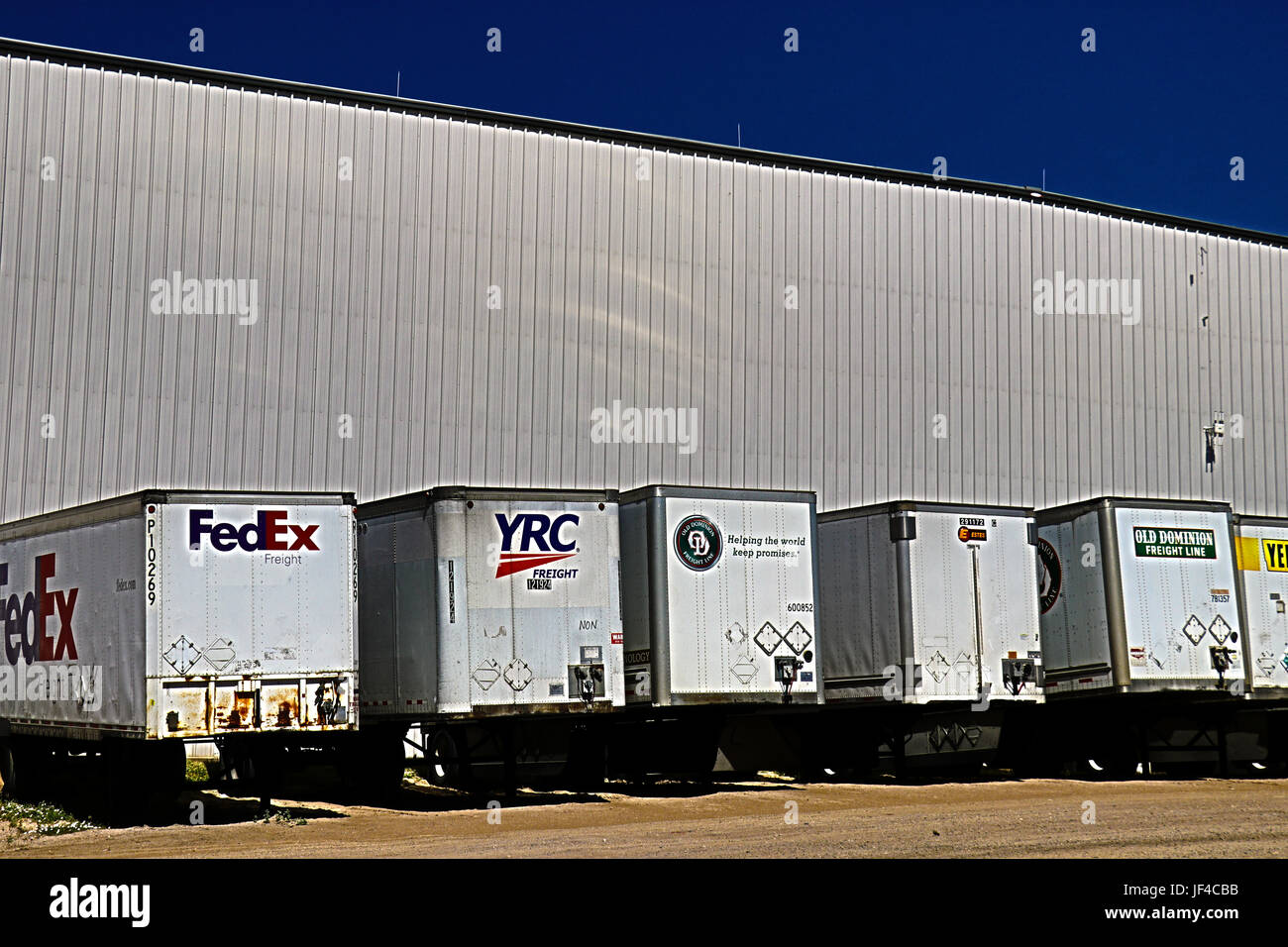 Dropped trailer hi-res stock photography and images - Alamy