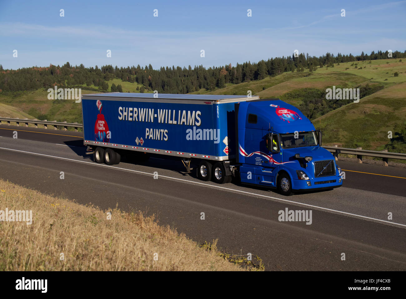 Blue volvo truck hi-res stock photography and images - Alamy