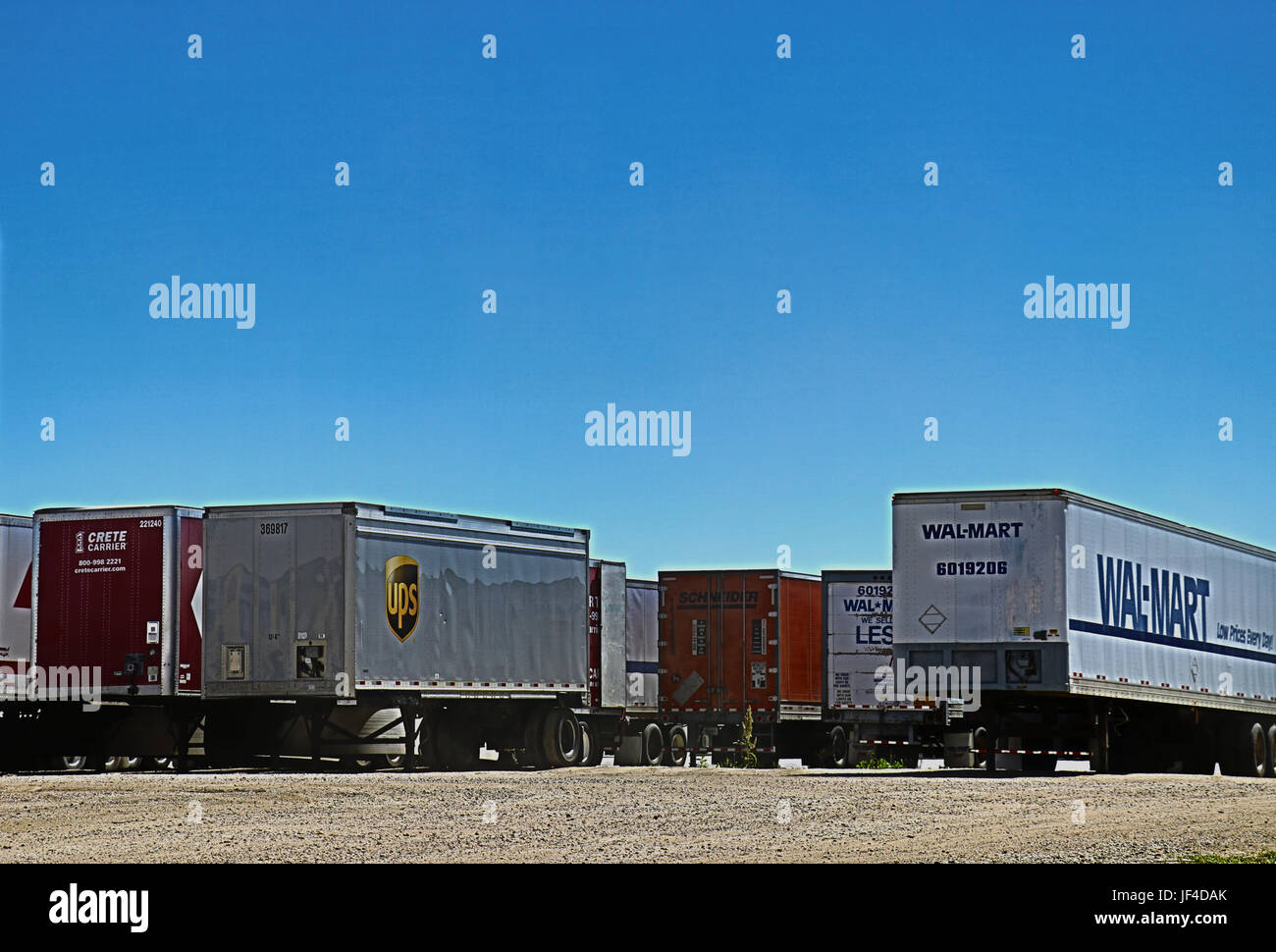 Parked tractor trailer truck hi-res stock photography and images - Alamy