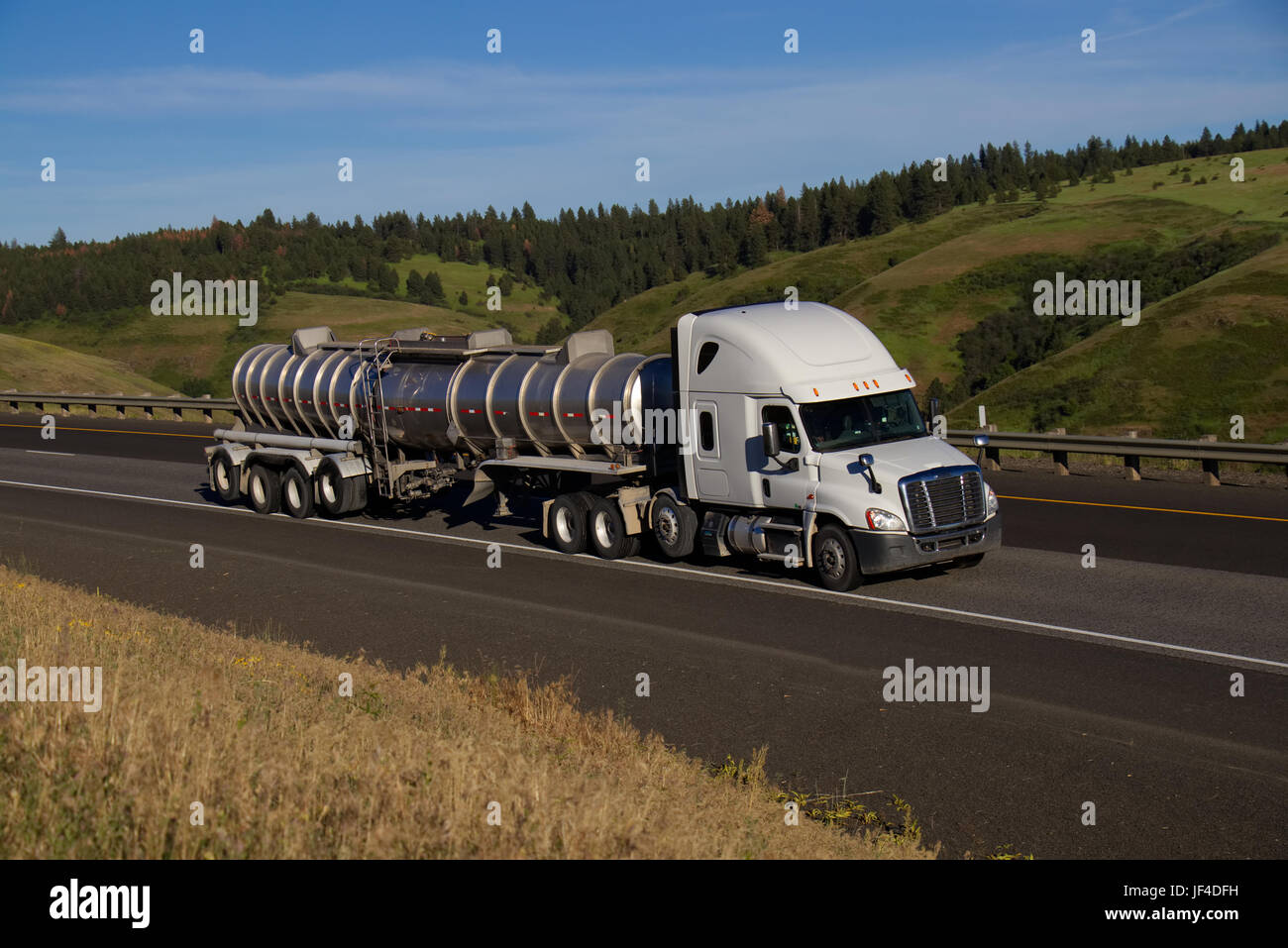 White Freightliner / Silver Tanker Trailer Stock Photo - Alamy