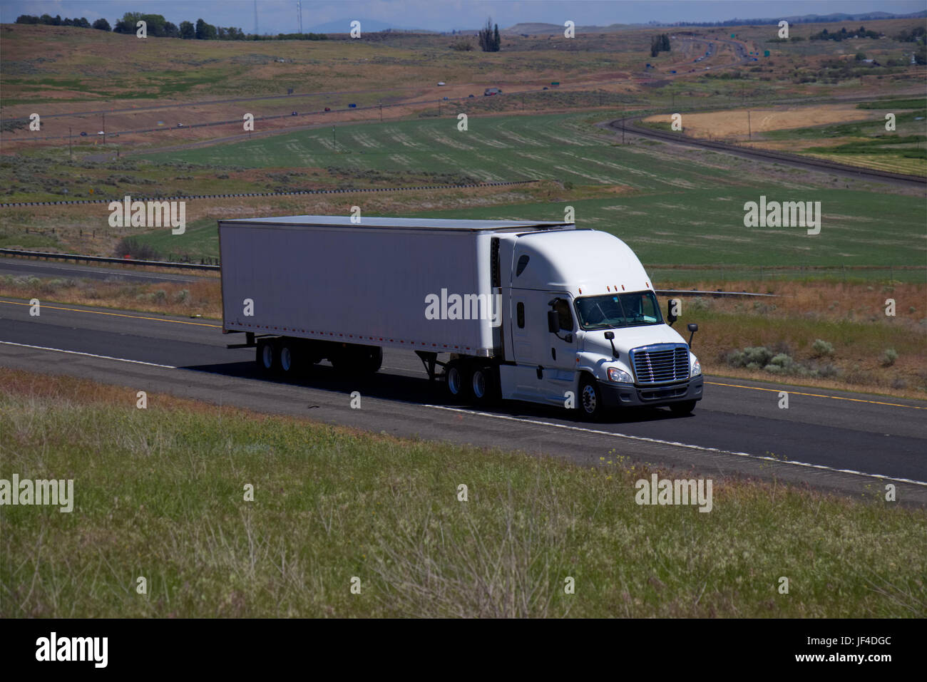 Freightliner cascadia heavy truck hi-res stock photography and images ...