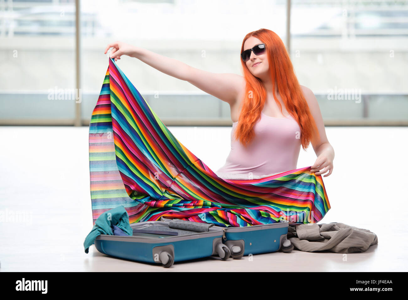 Heavy suitcase struggling hi-res stock photography and images - Alamy
