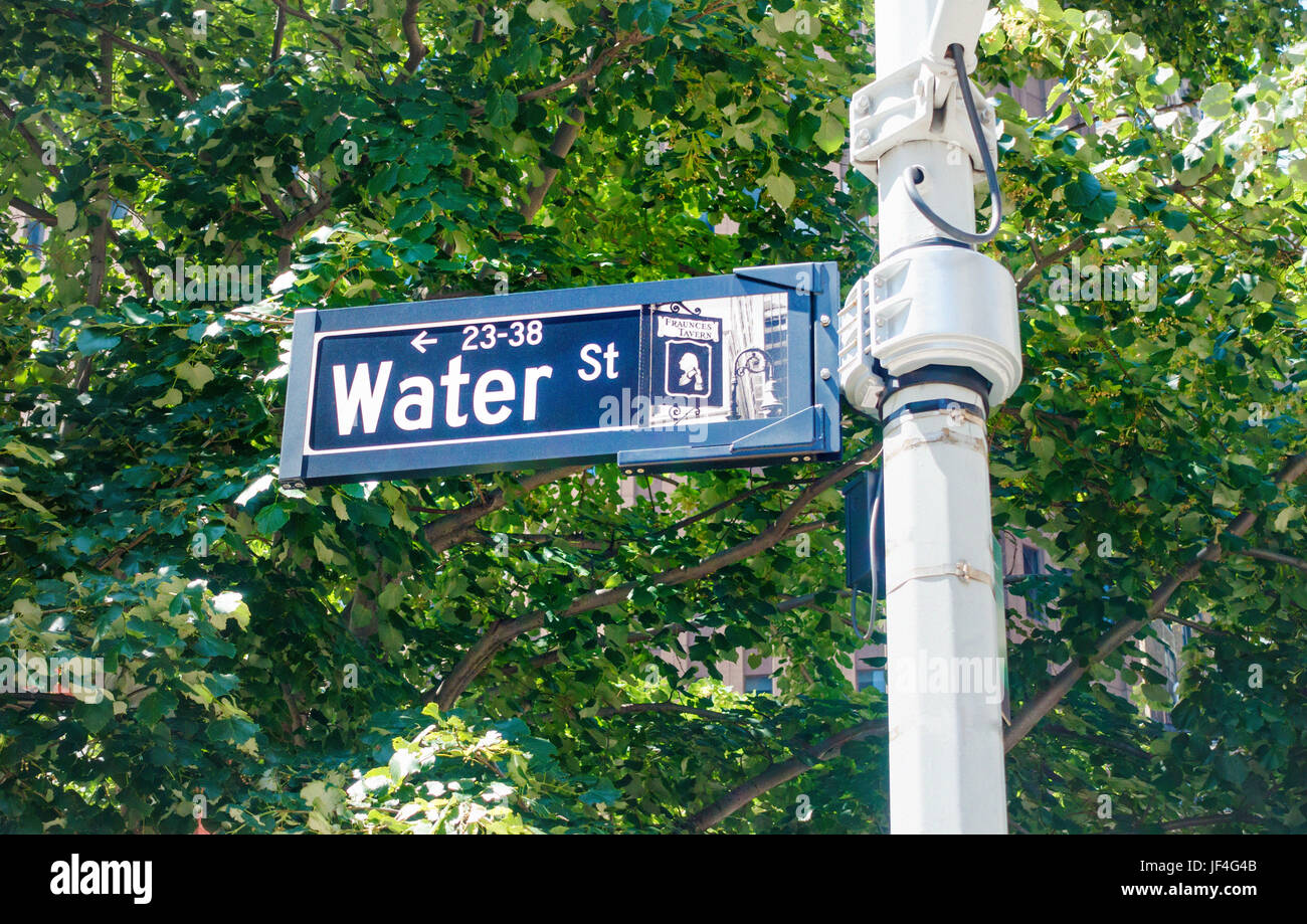 Lower north water street hi-res stock photography and images - Alamy