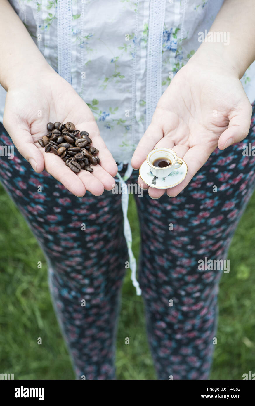 Hand hold small cup of coffee Stock Photo - Alamy