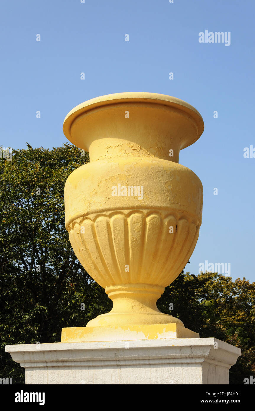 Old flowerpot hi-res stock photography and images - Alamy