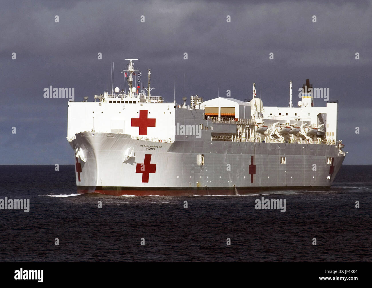 The Military Sealift Command hospital ship USNS Mercy (T-AH 19 ...