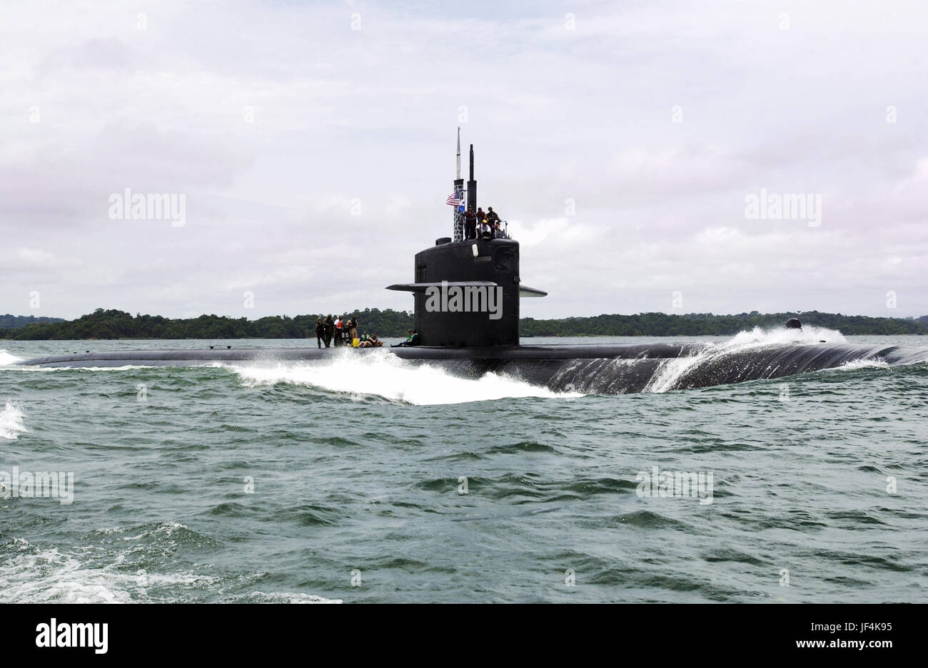 The USS Portsmouth (SSN 707) transits through the Panama Canal ...