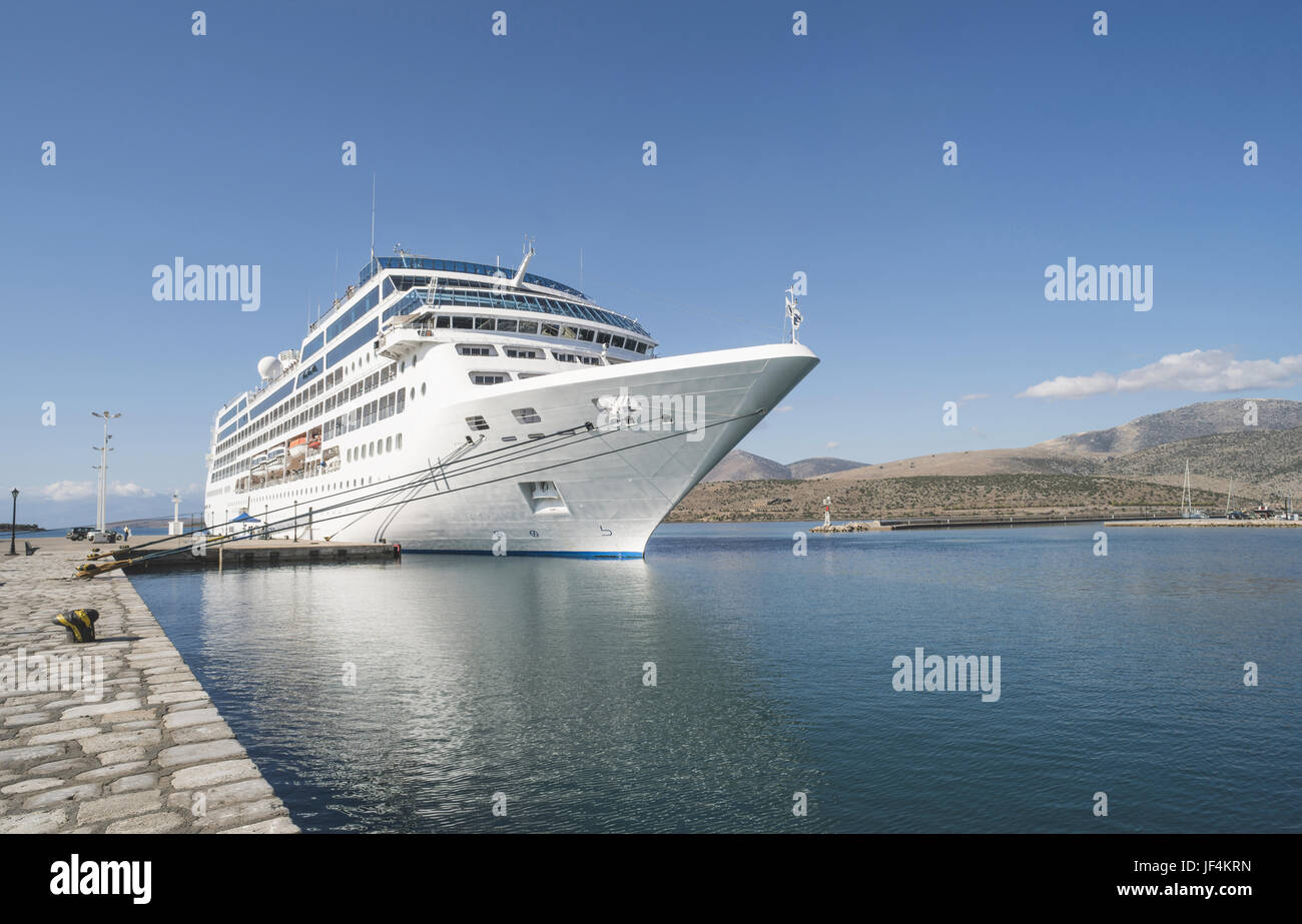 Big cruise ship Stock Photo - Alamy