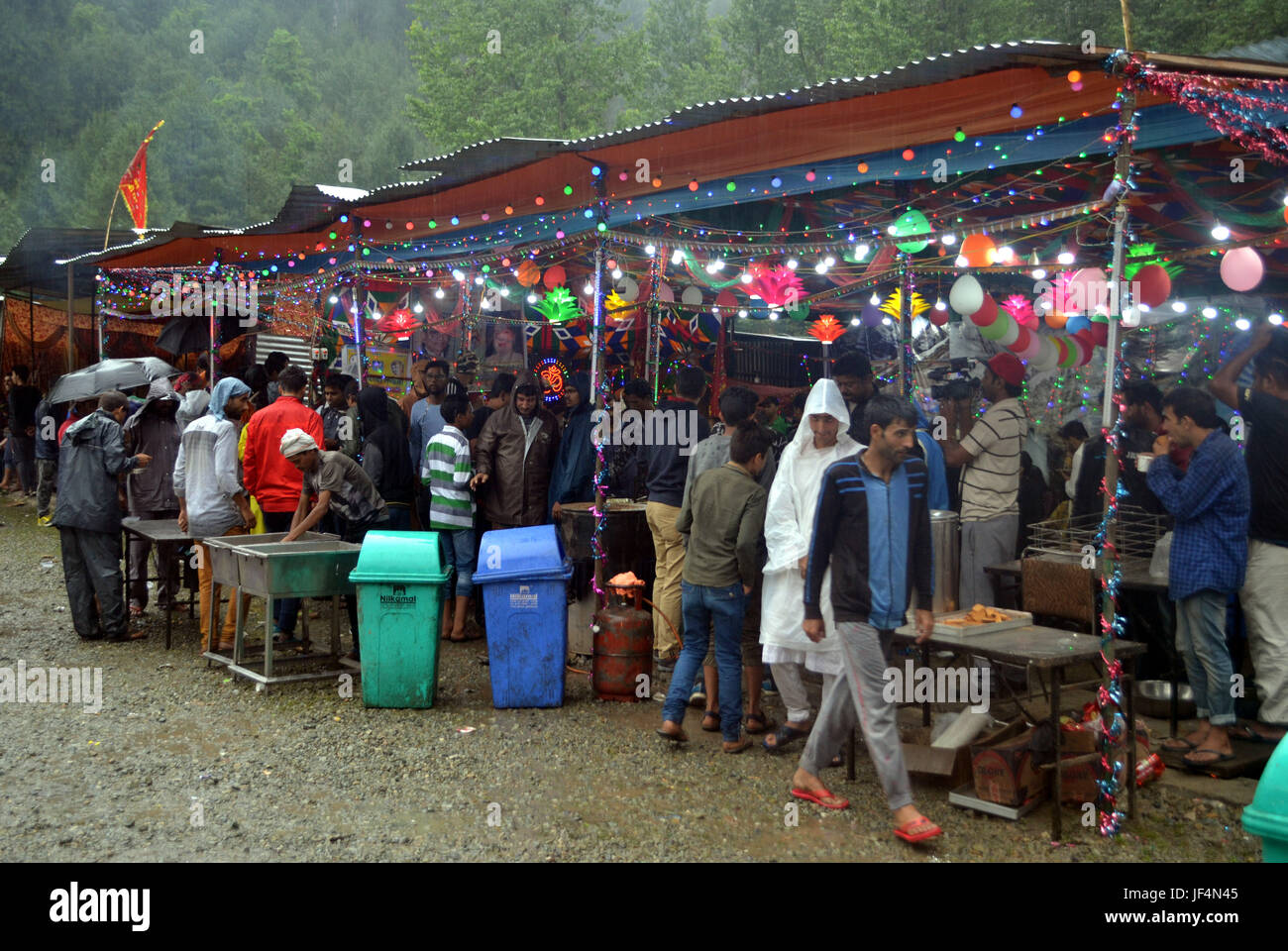 Pahalgam, India. 28th June, 2017. The first batch of Amarnath pilgrims ...