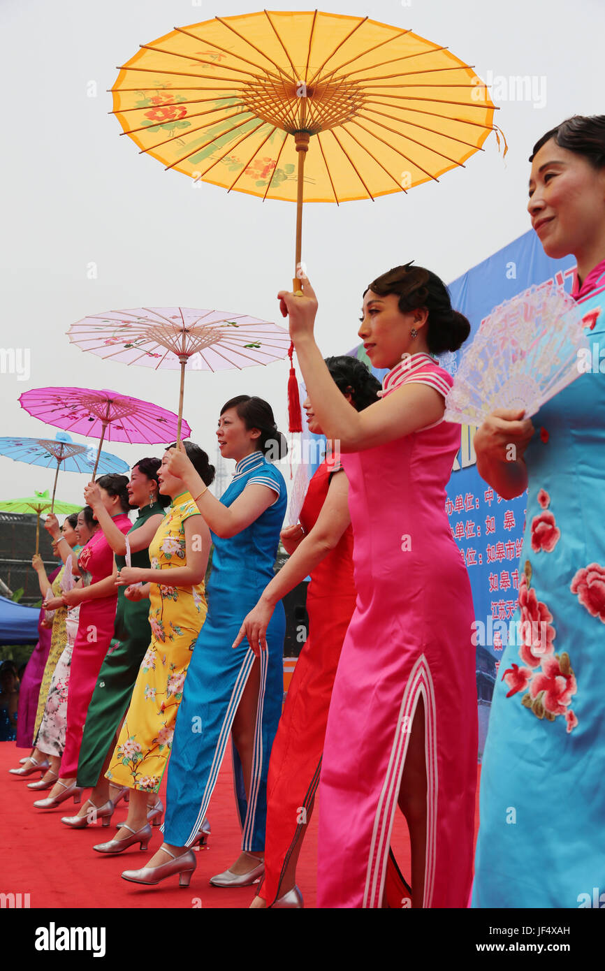 Qipao hi-res stock photography and images - Alamy