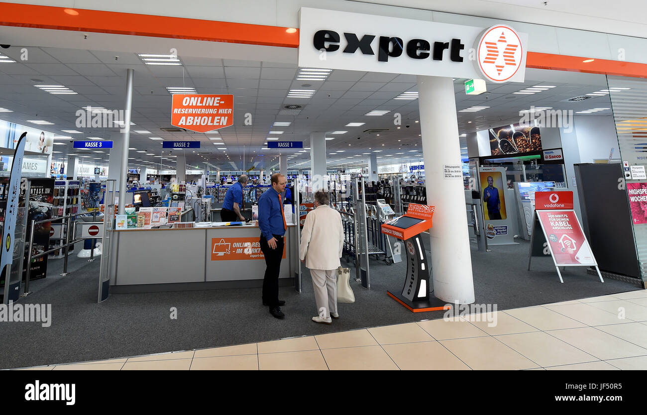Langenhagen, Germany. 29th June, 2017. Picture of an Expert electronics ...