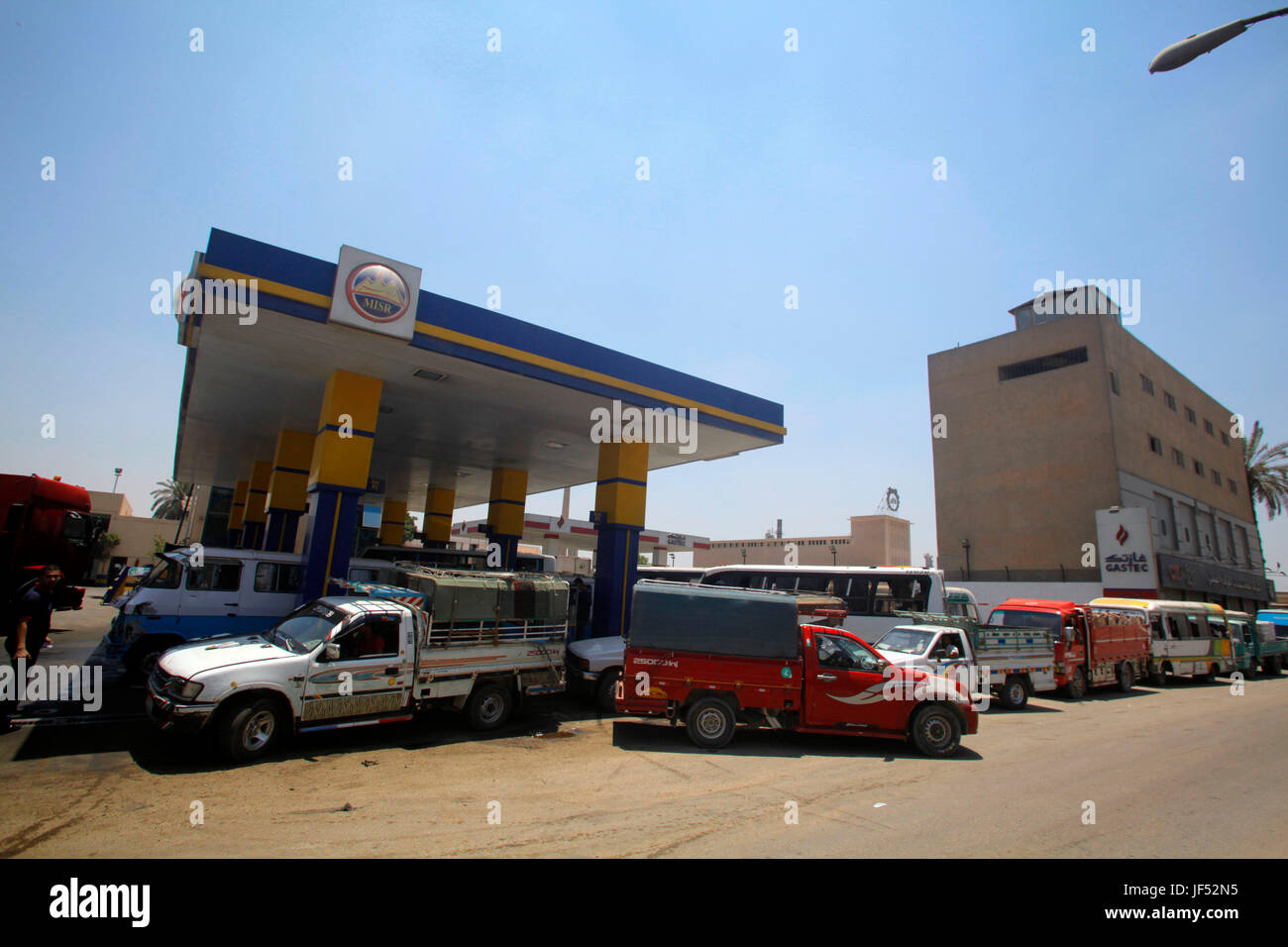 Cairo, Egypt. 29th June, 2017. People wait at a gas station to fuel ...