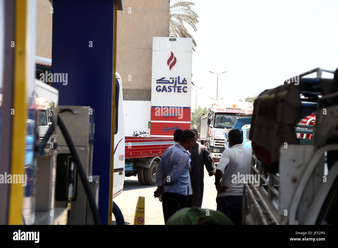 Cairo, Egypt. 29th June, 2017. People wait at a gas station to fuel ...