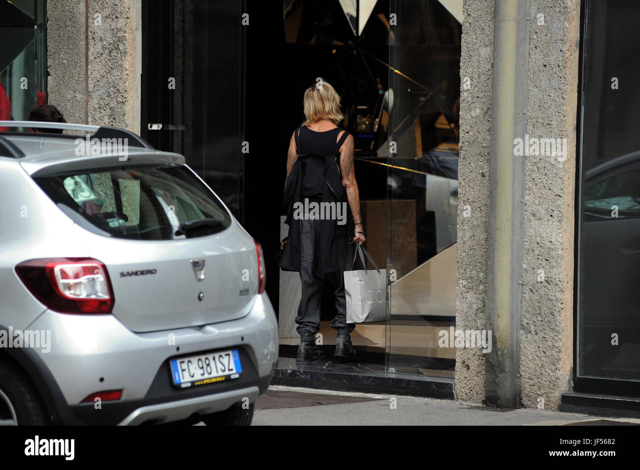 Milan, Paola Barale makes shopping in the center Paola Barale arrives ...