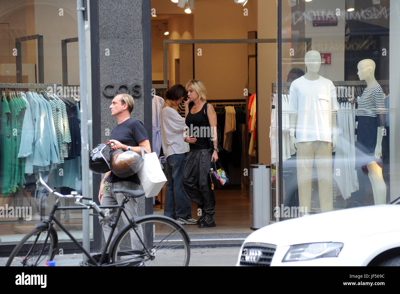 Milan, Paola Barale makes shopping in the center Paola Barale arrives ...