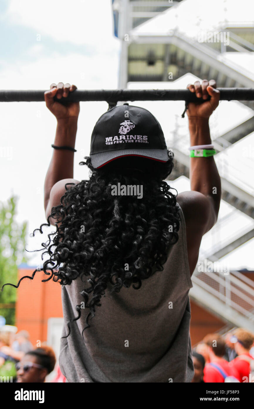 A Track and Field athlete takes on the Marine Corps pull-up challenge ...