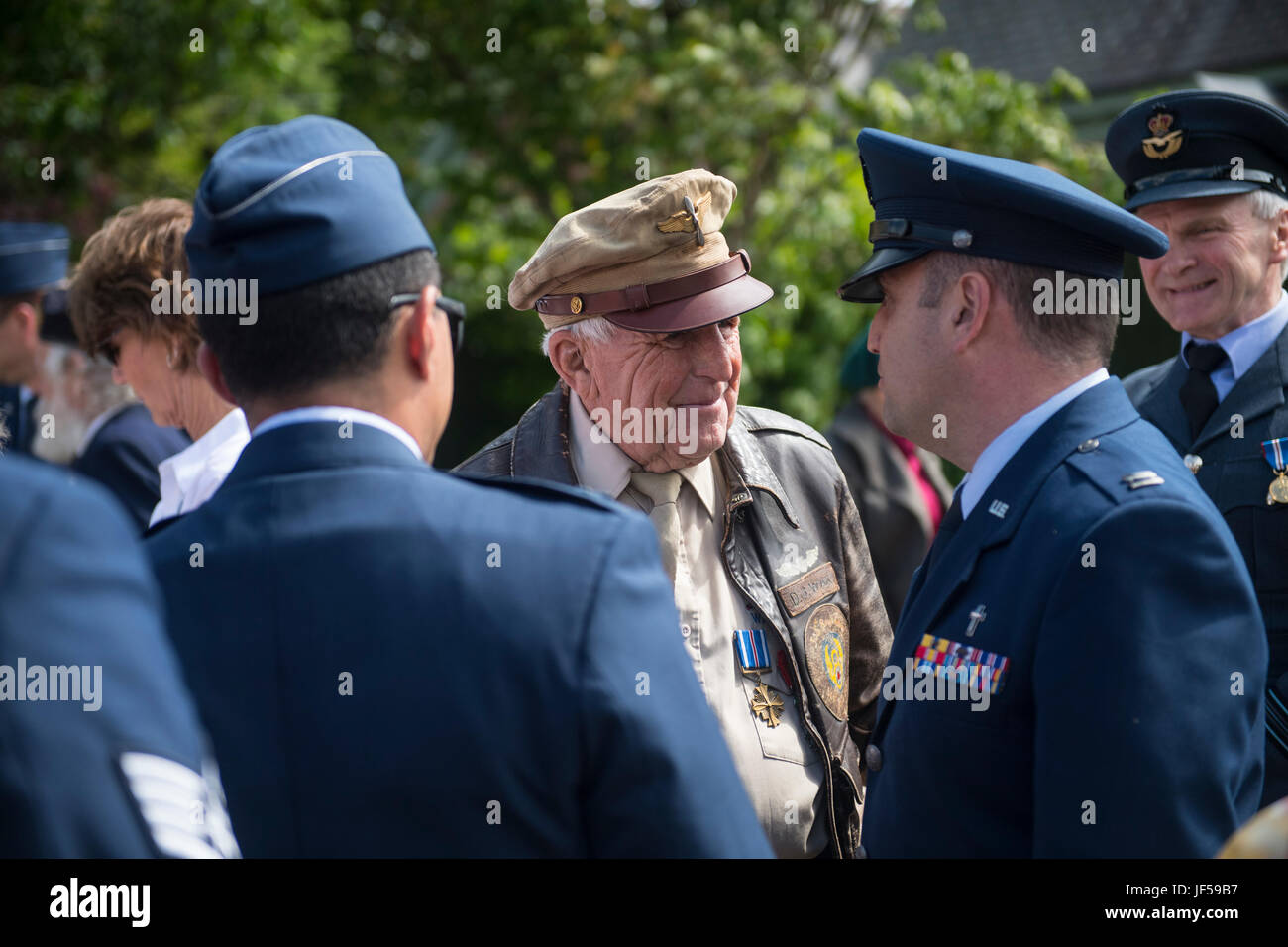 305th Bombardment Group veteran Douglas Ward, speaks to current Airmen ...