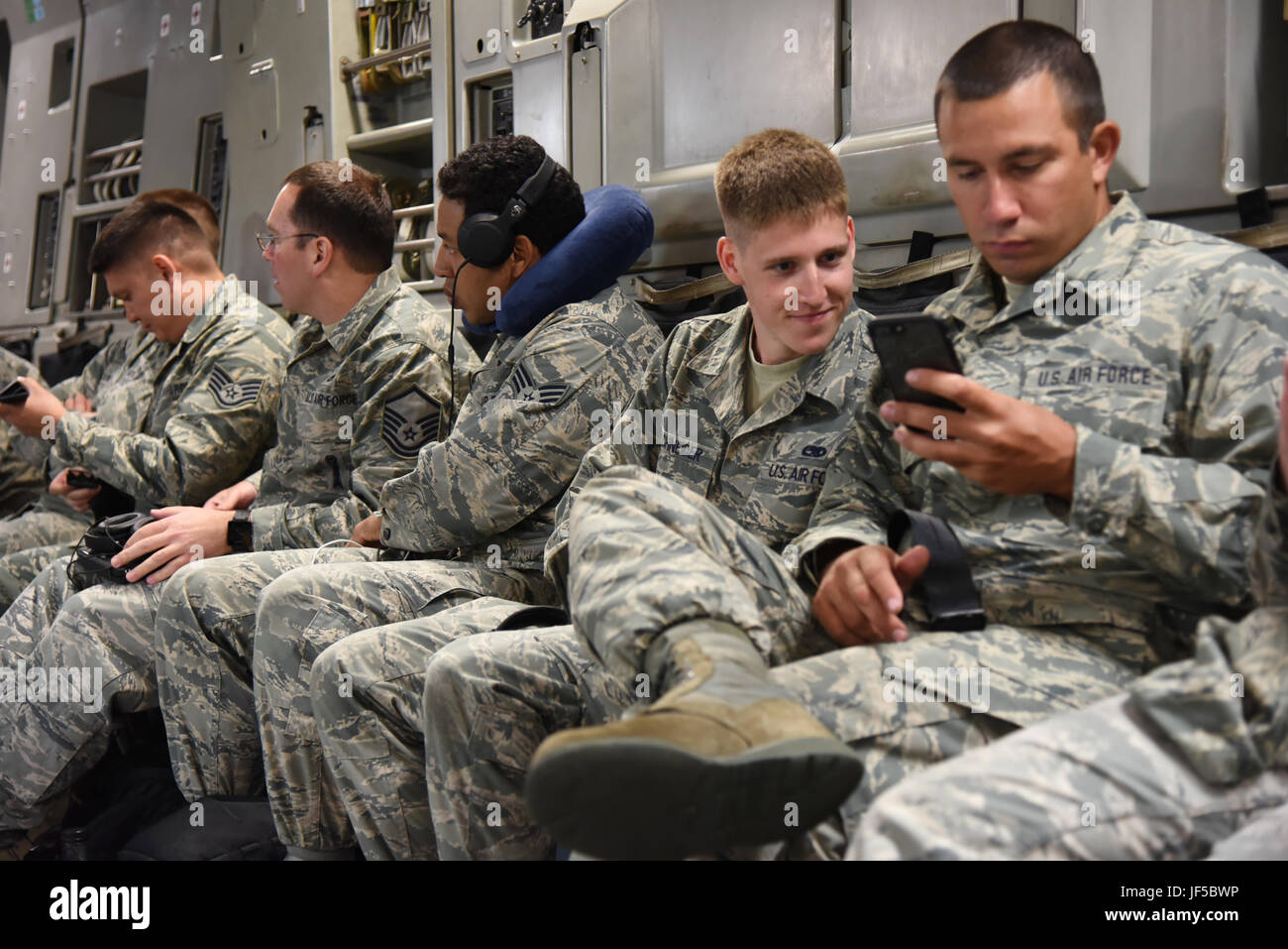 Oregon Air National Guard Airmen from the 142nd Fighter Wing get ready ...