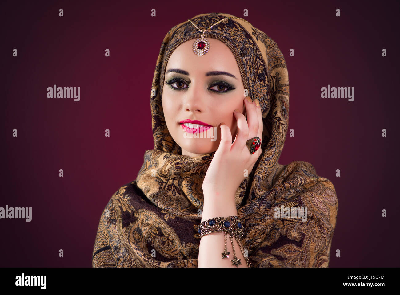 Muslim woman with nice jewellery Stock Photo - Alamy