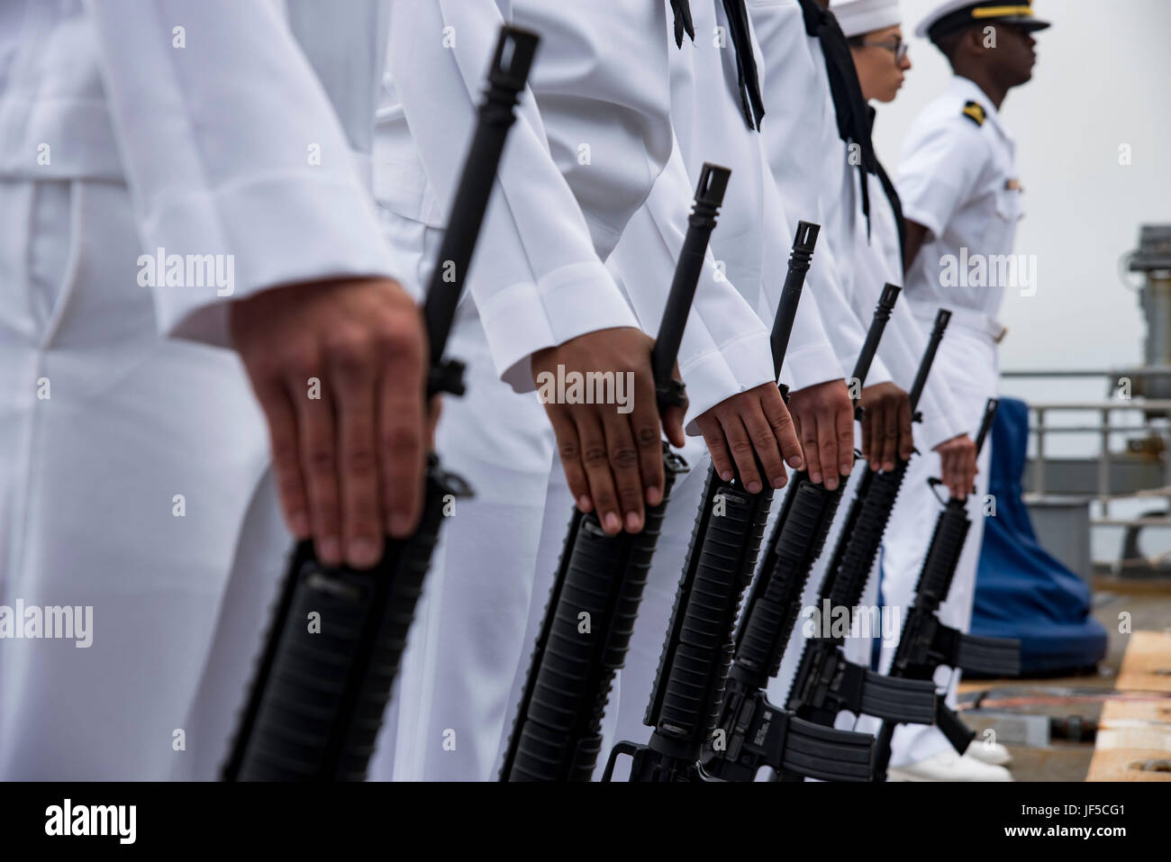 Cruiser uss monterey hi-res stock photography and images - Alamy