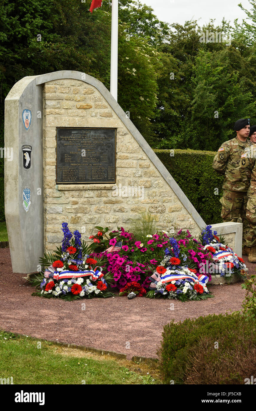 U.S. Army paratroopers from the 101st Airborne Division (Air Assault ...