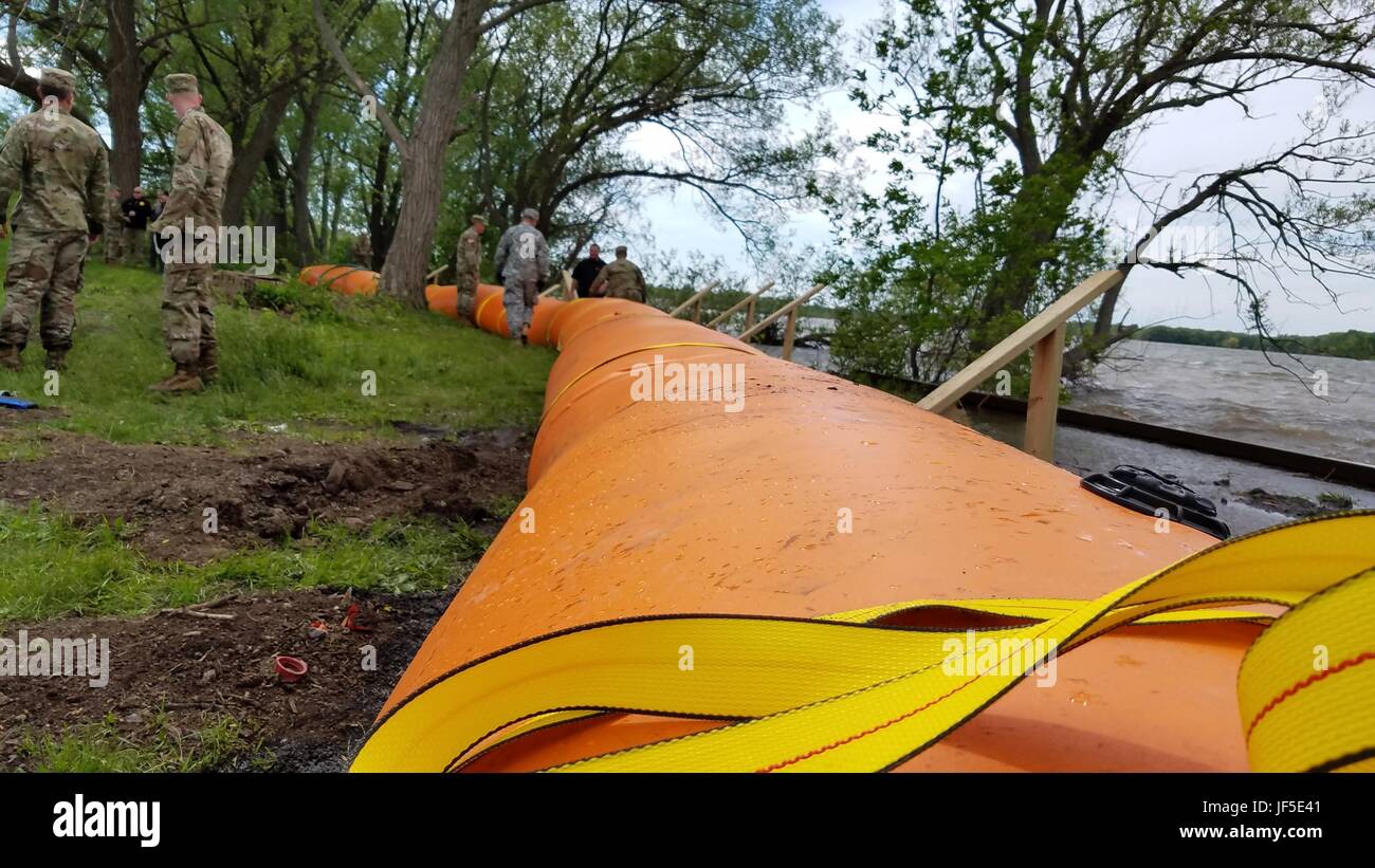 New York Army National Guard Soldiers deploy the Tiger Dam flood ...