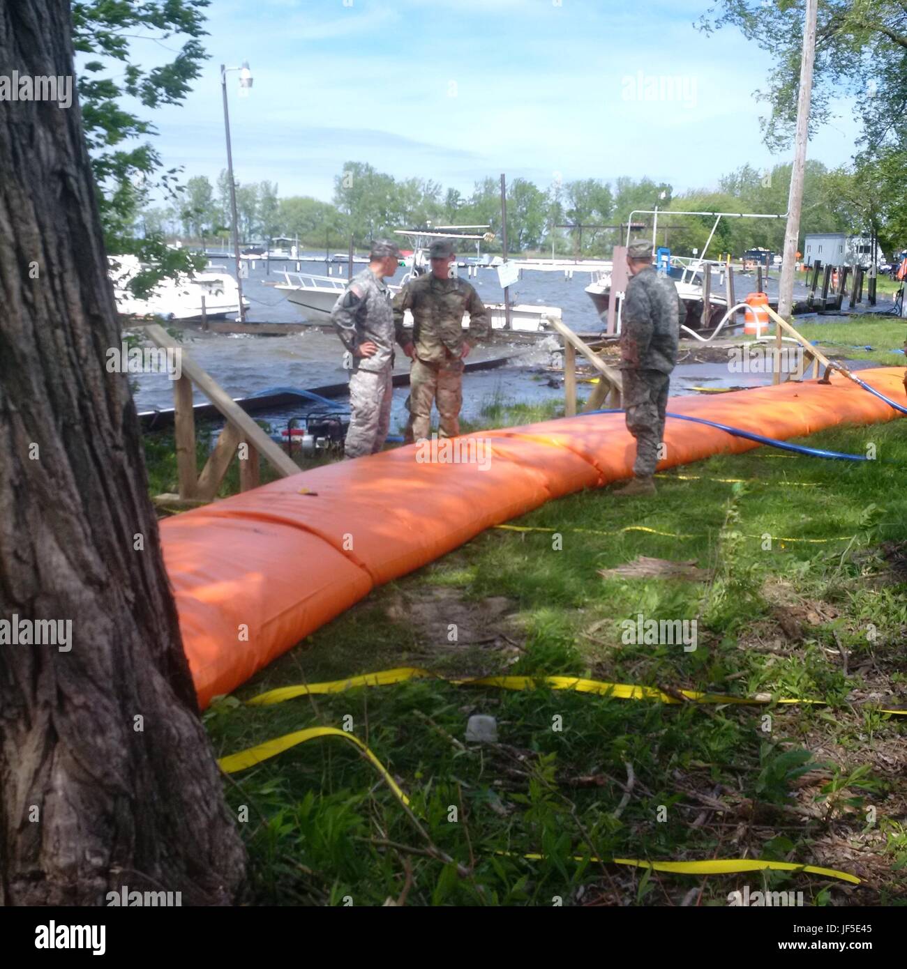 New York Army National Guard Soldiers deploy the Tiger Dam flood ...